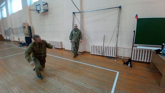 РАССЛАБЛЕННОЕ ОПУСКАНИЕ НА ПОЛ ОТ ТОЛЧКА