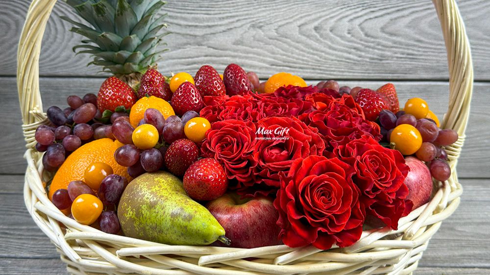 Корзина с фруктами, ягодами и цветами «Любимой жене»
