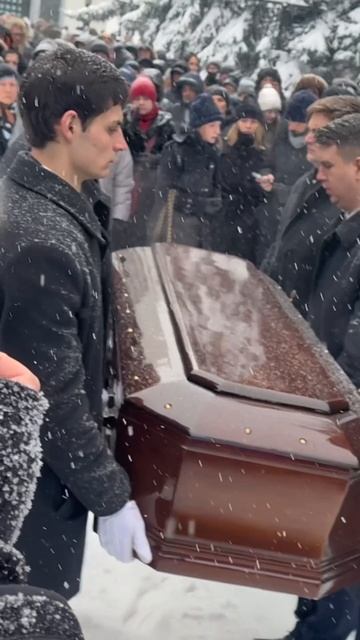 Гроб с телом Александра Олейникова выносят из траурного зала / Троекуровское кладбище 28.01.2026