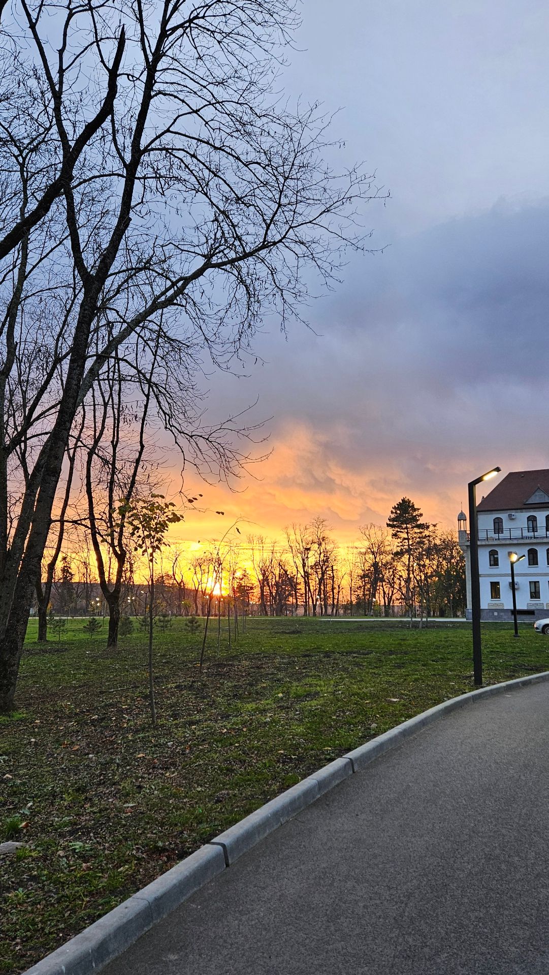 Прогулка по зимнему парку в окружении старинной архитектуры.