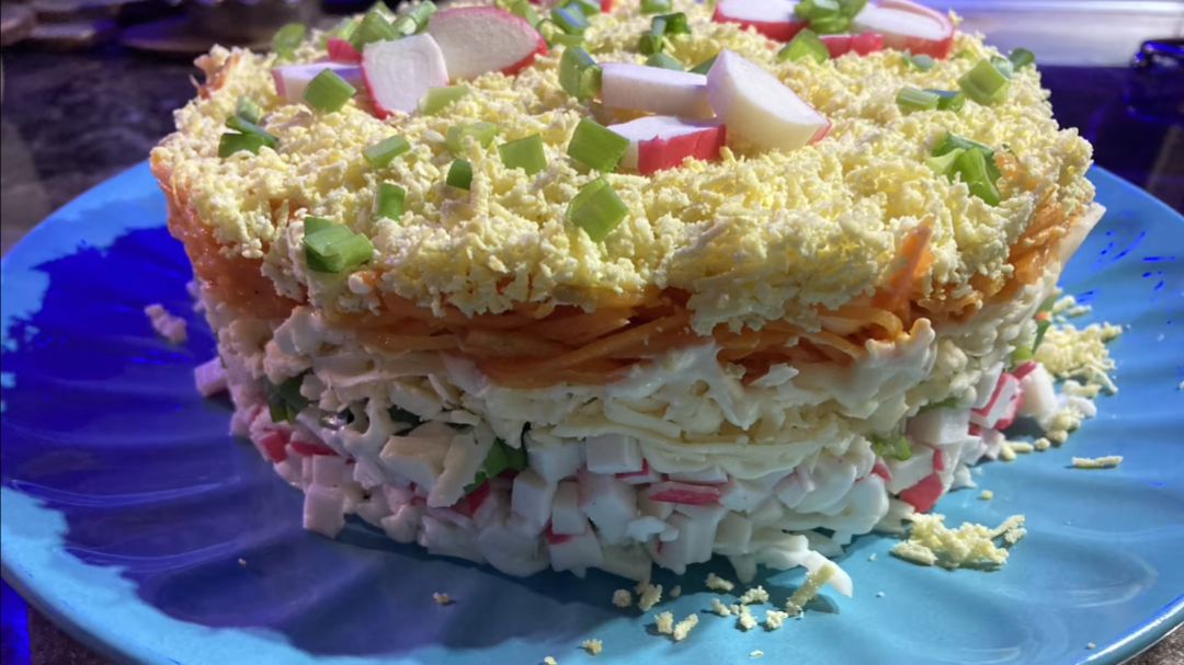 Слоеный салат с крабовыми палочками и корейской морковкой.