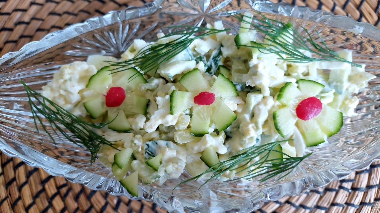 Салат с черемшой. Лёгкая пикантность, приятный аромат.