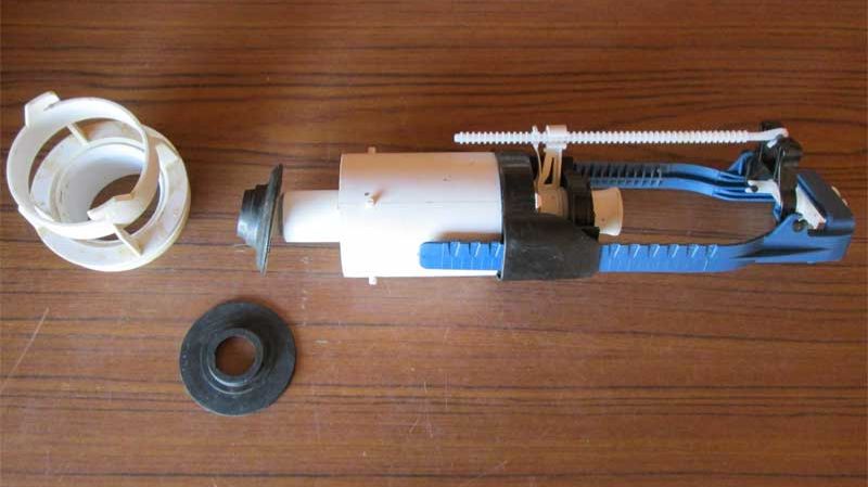 Замена и настройка арматуры в смывном бачке на унитазе!