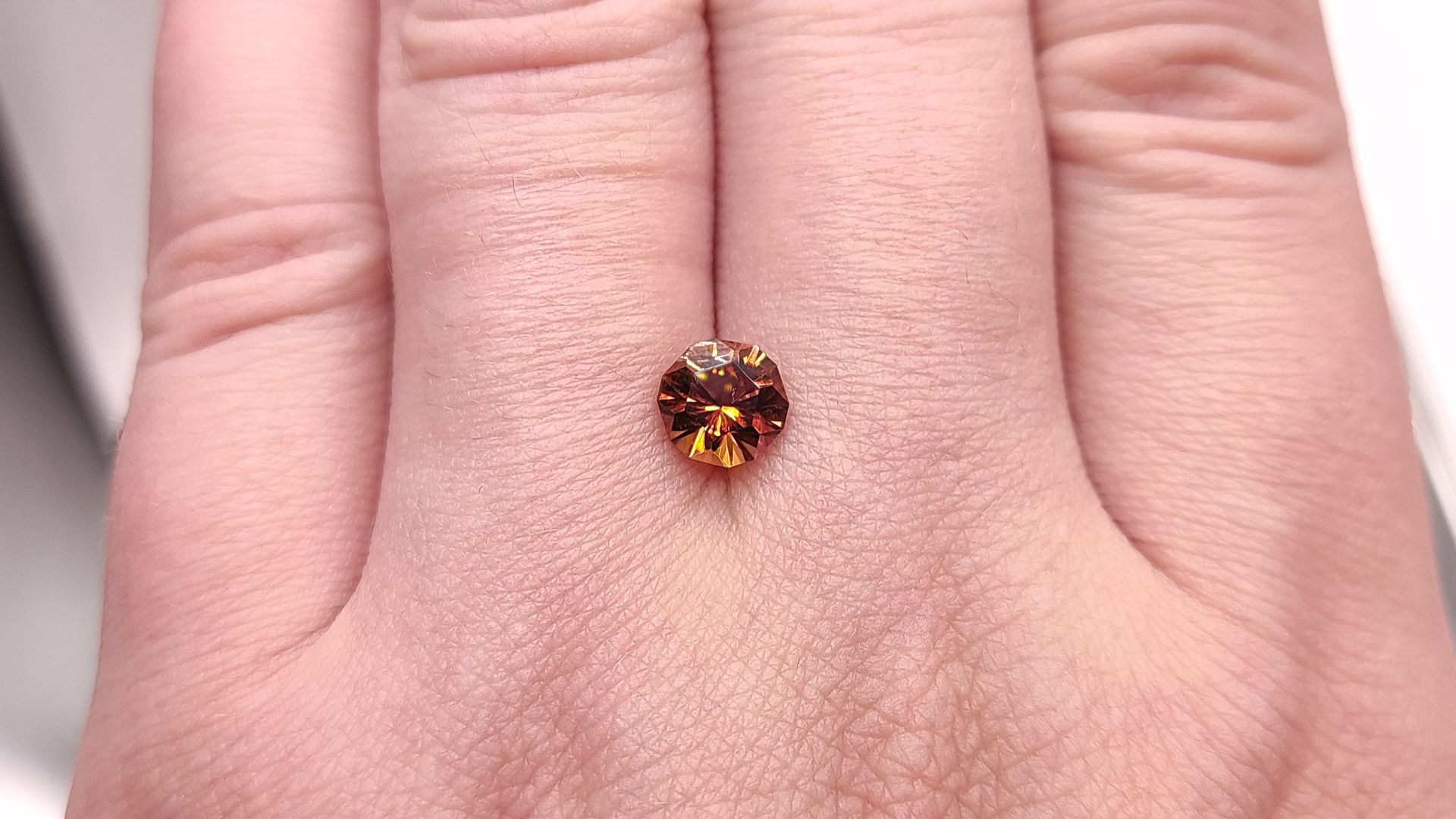 Турмалин полихромный 1.31 ct. Малхан + гемм. заключение