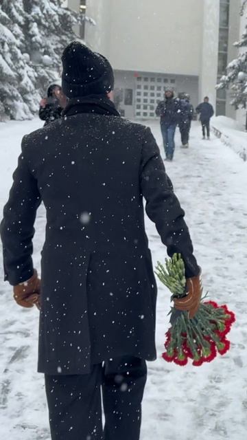 Фёдор Бондарчук с букетом гвоздик пришёл на похороны Александра Олейникова / Троекуровское