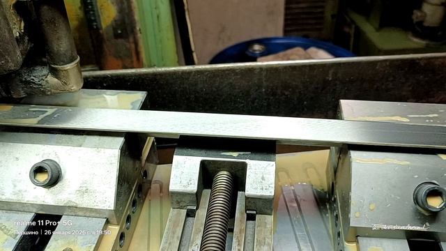 Шлифовка уголка из нержавейки 30х30х600 на плоскошлифовальном станке 3г71м