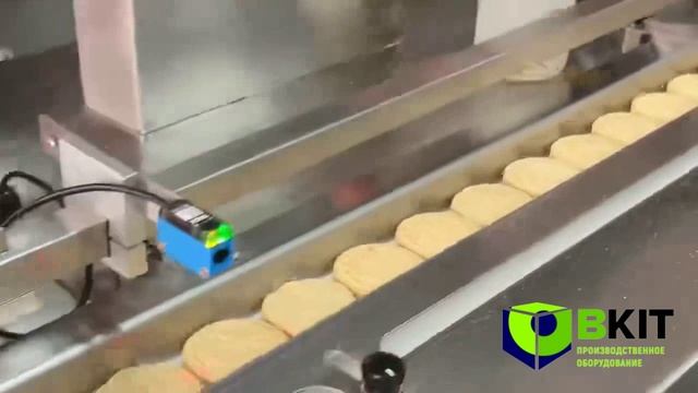 Линия распределения потоков продукта рядами с упаковкой парами во флоу-пак пакеты