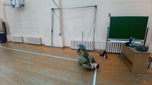 Опускание в присед на расслаблении с перекатом в пол