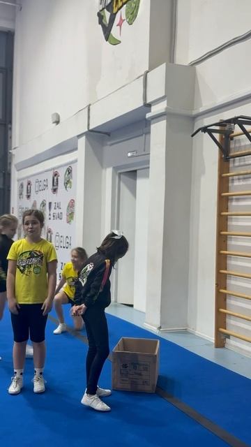 Сюриз бокс  на тренировке чирлидинг команды «Кометы»