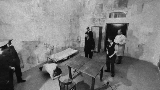 Павел Пластинин в роли Хеннесси (М. Макдонах, "Палачи", 2022 г.)