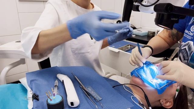 Работа эндодонтиста в 4 руки — можно смотреть вечно 😍 #эндодонтия #лечениеканалов #эндодонтист