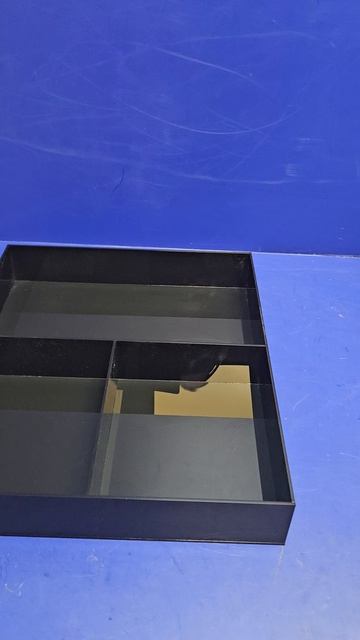 Торговые витрины и накопители из чёрного акрила