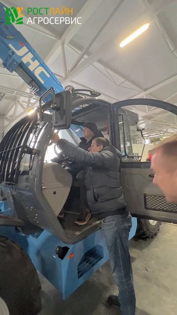 От стройки до поля: JHC стал идеальным погрузчиком для сельского хозяйства #shorts