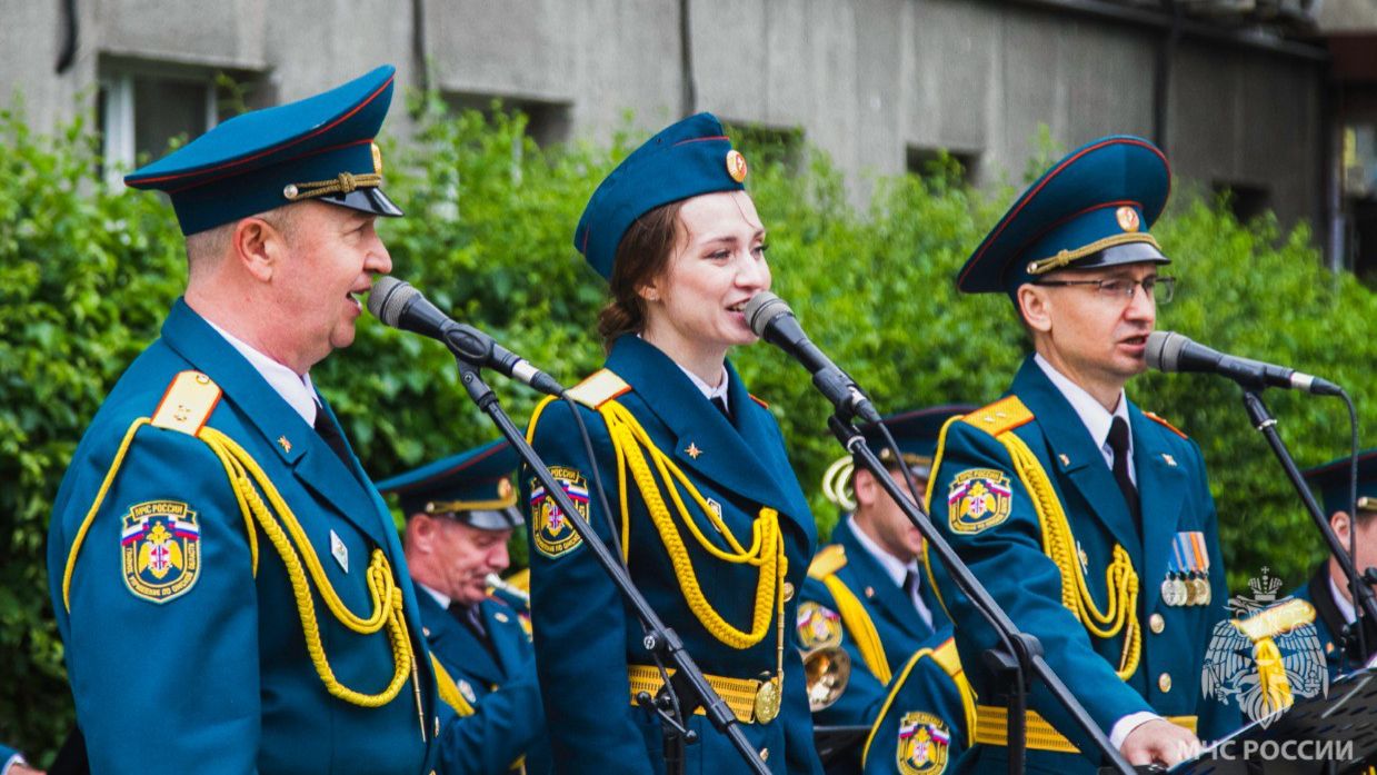 Попурри популярных песен.