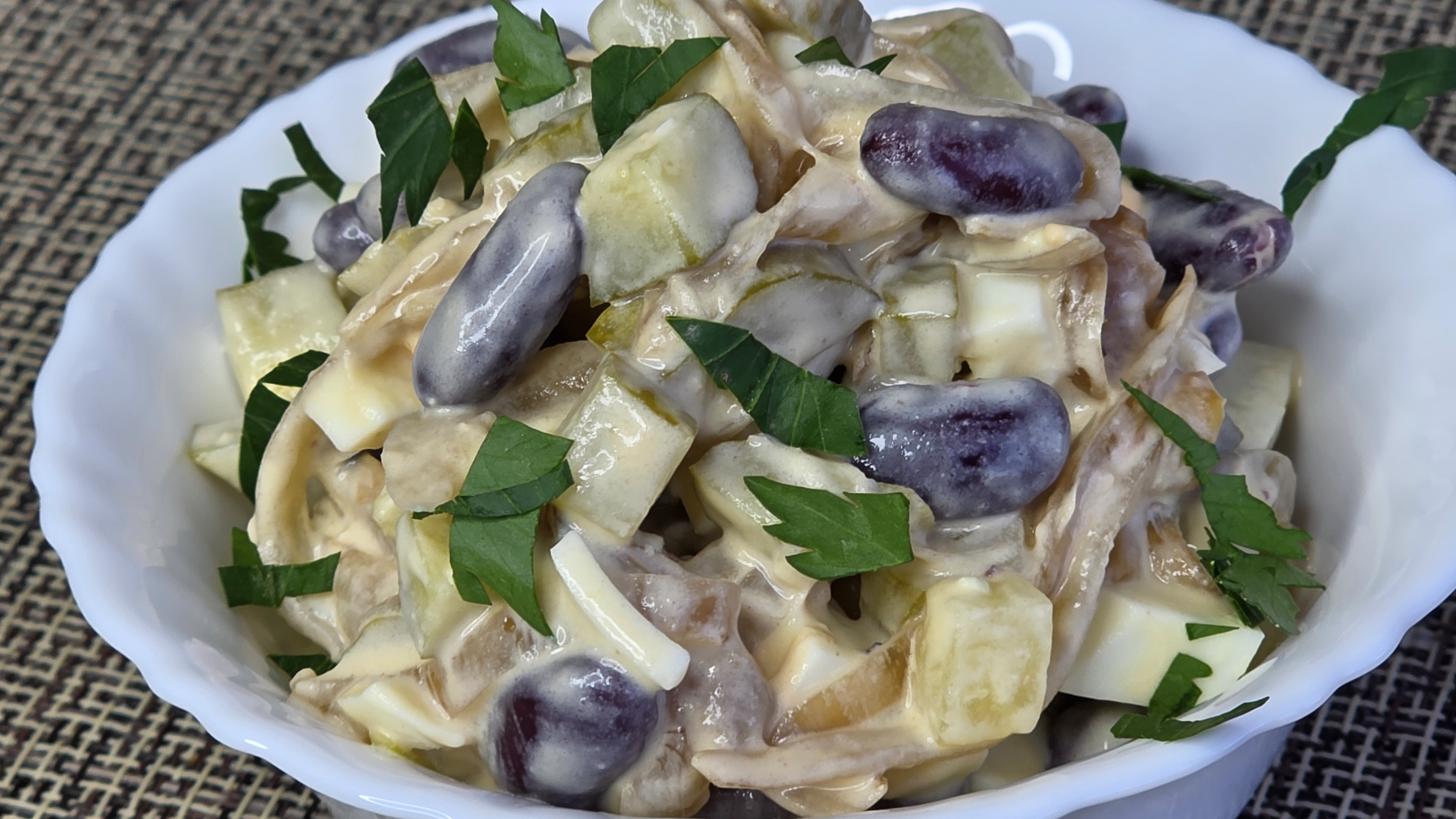 Салат с фасолью и маринованными огурцами.