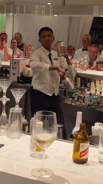 бармен жонглирует