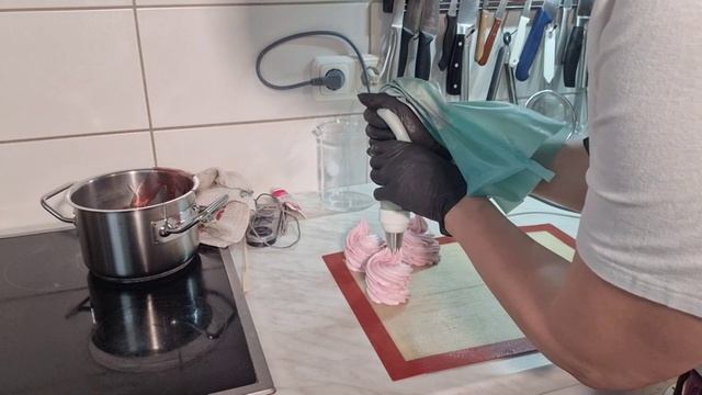 Кондитер, фрагмент мастер-класса по приготовлению "Безе"