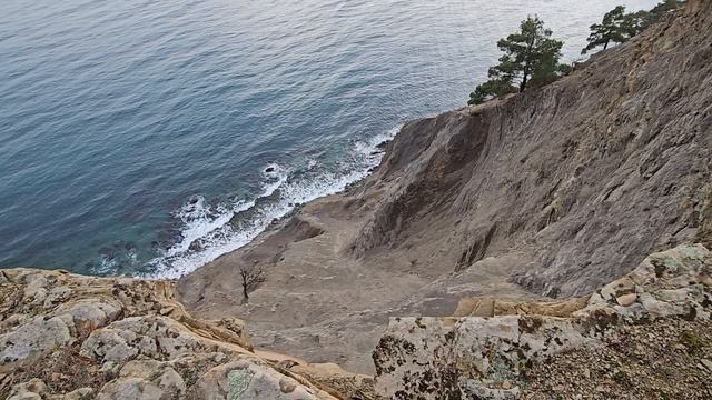 Гора "Папая-Кая" (Отшельничья скала, Крым), вид вдоль тропы на "Язык тролля" - 1
