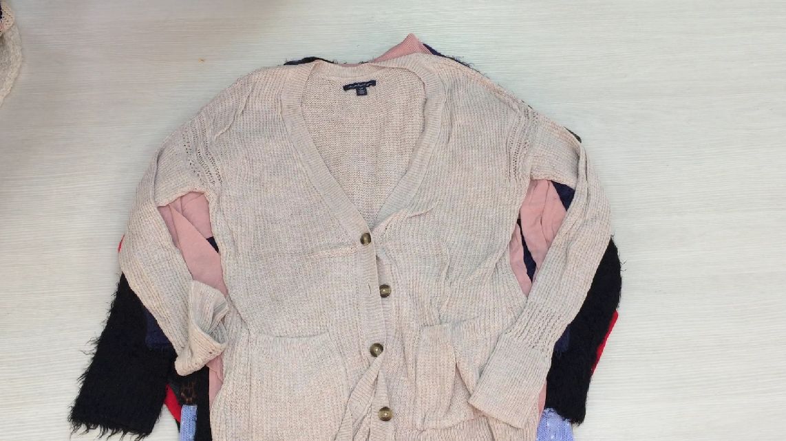 с685. Джемпера, кардиганы крем