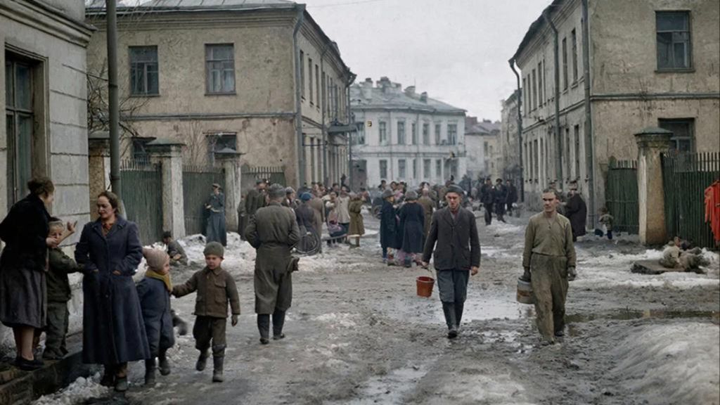 Хлеба 800 грамм хватает, обеды не плохие, меньше скупись...