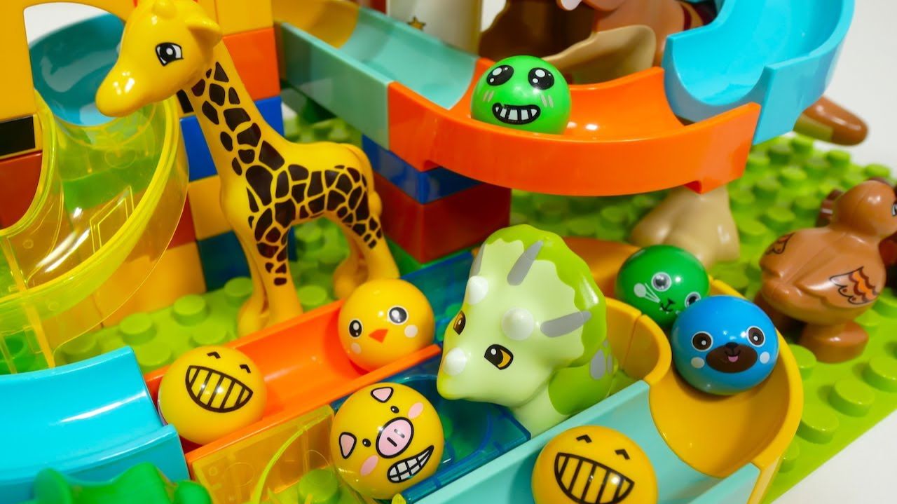 СТРОИМ ГОРКУ ДЛЯ ШАРИКОВ С ЖИРАФИКОМ КАТАЕМ ШАРИКИ ДЛЯ ДЕТЕЙ ДЕТСКИЙ КАНАЛ ИГРАЛКИ-ЗАЛИПАЛКИ