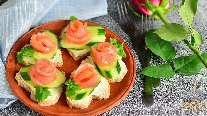 БУТЕРБРОДЫ С КРАСНОЙ РЫБОЙ И СЫРОМ