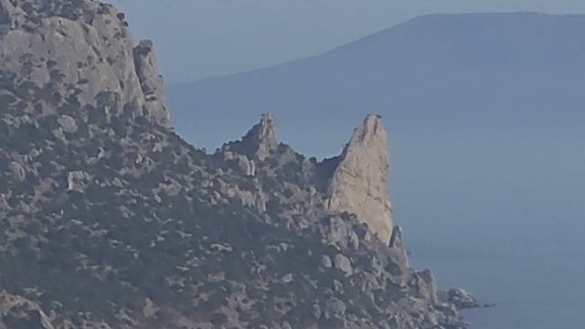 Вид на Караул-Оба (Крым) сзади со стороны пляжа в Весёлом и с горы "Папая-Кая" - 6