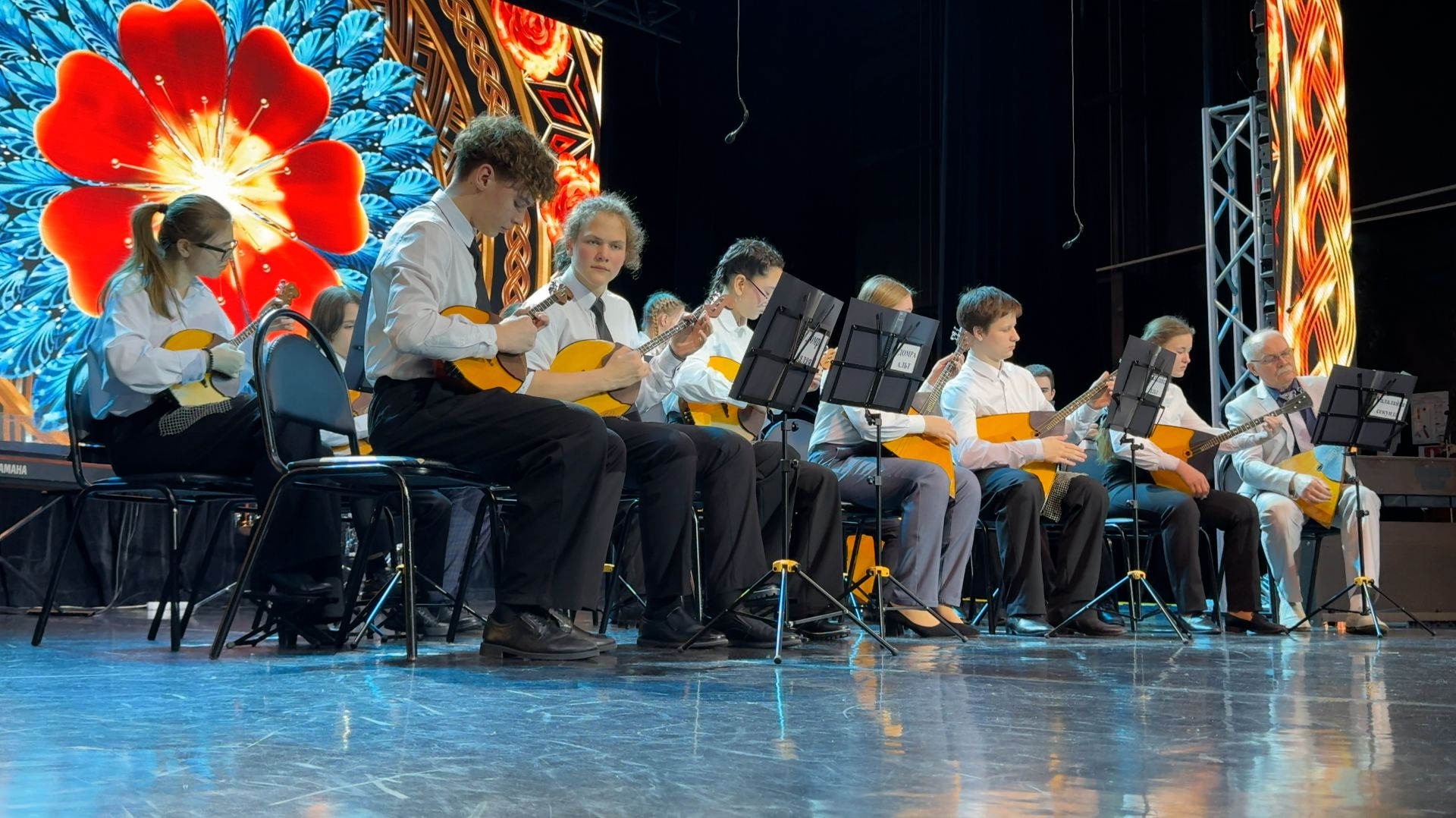 Музыкальная школа Охи отметила 75-летие ярким концертом