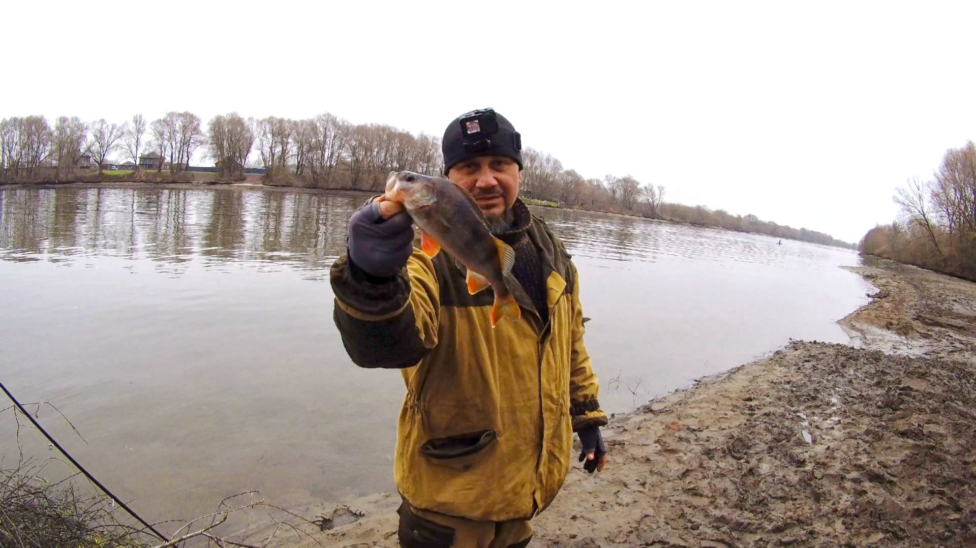 ЗАКРЫТИЕ СЕЗОНА. МОСКВА РЕКА ПОТИХОНЬКУ НАЧАЛА РАЗДАВАТЬ ЗИМНИХ ОКУНЕЙ. ХОТЕЛОСЬ БЫ БОЛЬШЕГО, НО....