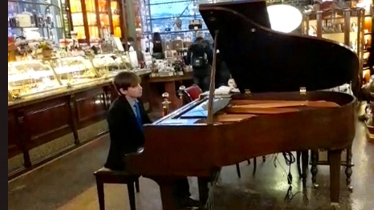 Пианист играет на рояле в Елисеевском гастрономе