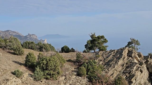 Гора "Папая-Кая" (Отшельничья скала, Крым), вид вдоль тропы на "Язык тролля" - 2