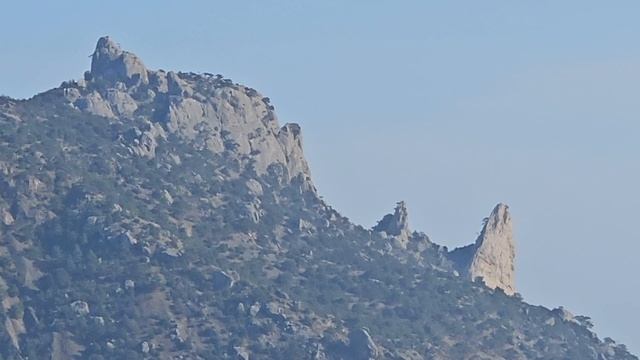 Вид на Караул-Оба (Крым) сзади со стороны пляжа в Весёлом и с горы "Папая-Кая" - 1