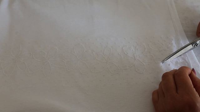 Купила самую дешёвую белую футболку и отрезала полоску фатина