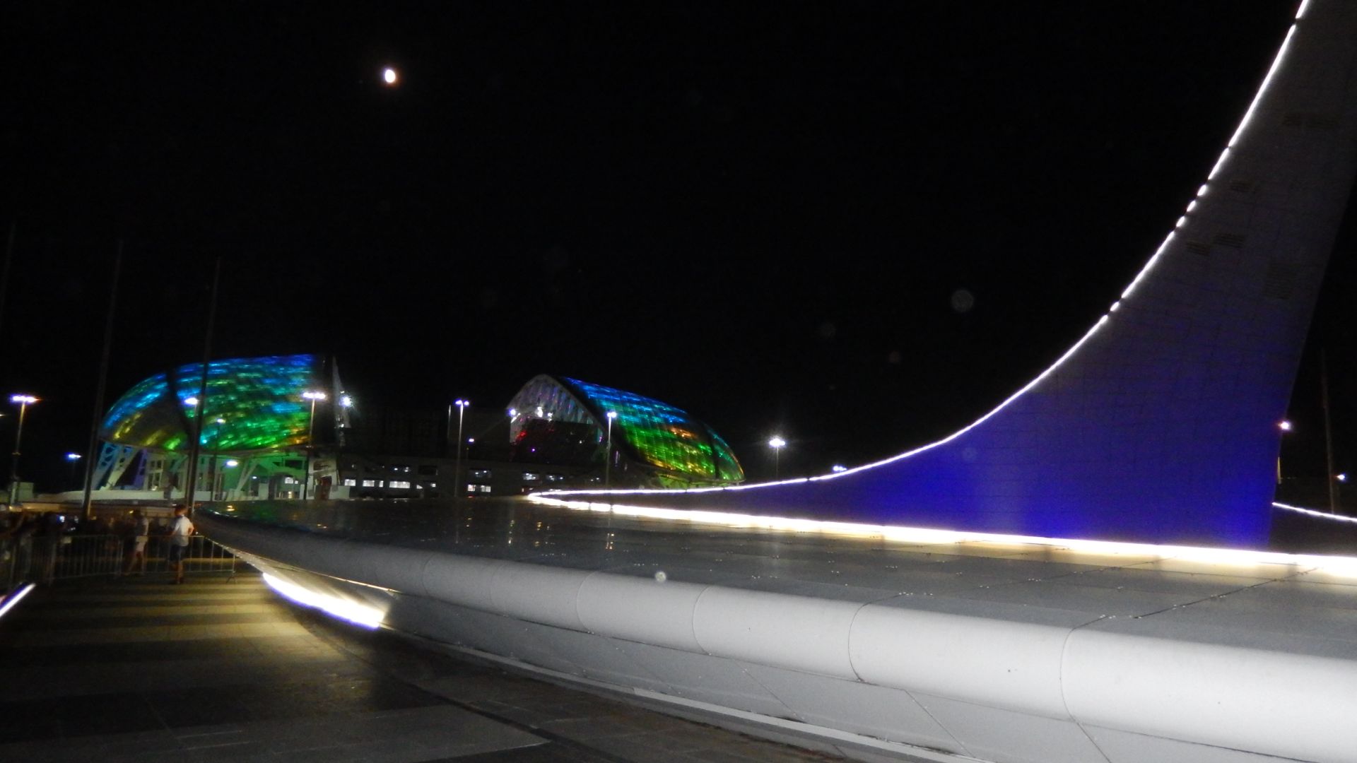 Поющие фонтаны. Сочи. Исполнитель  Песня военных лет - Выходила на берег Катюша...