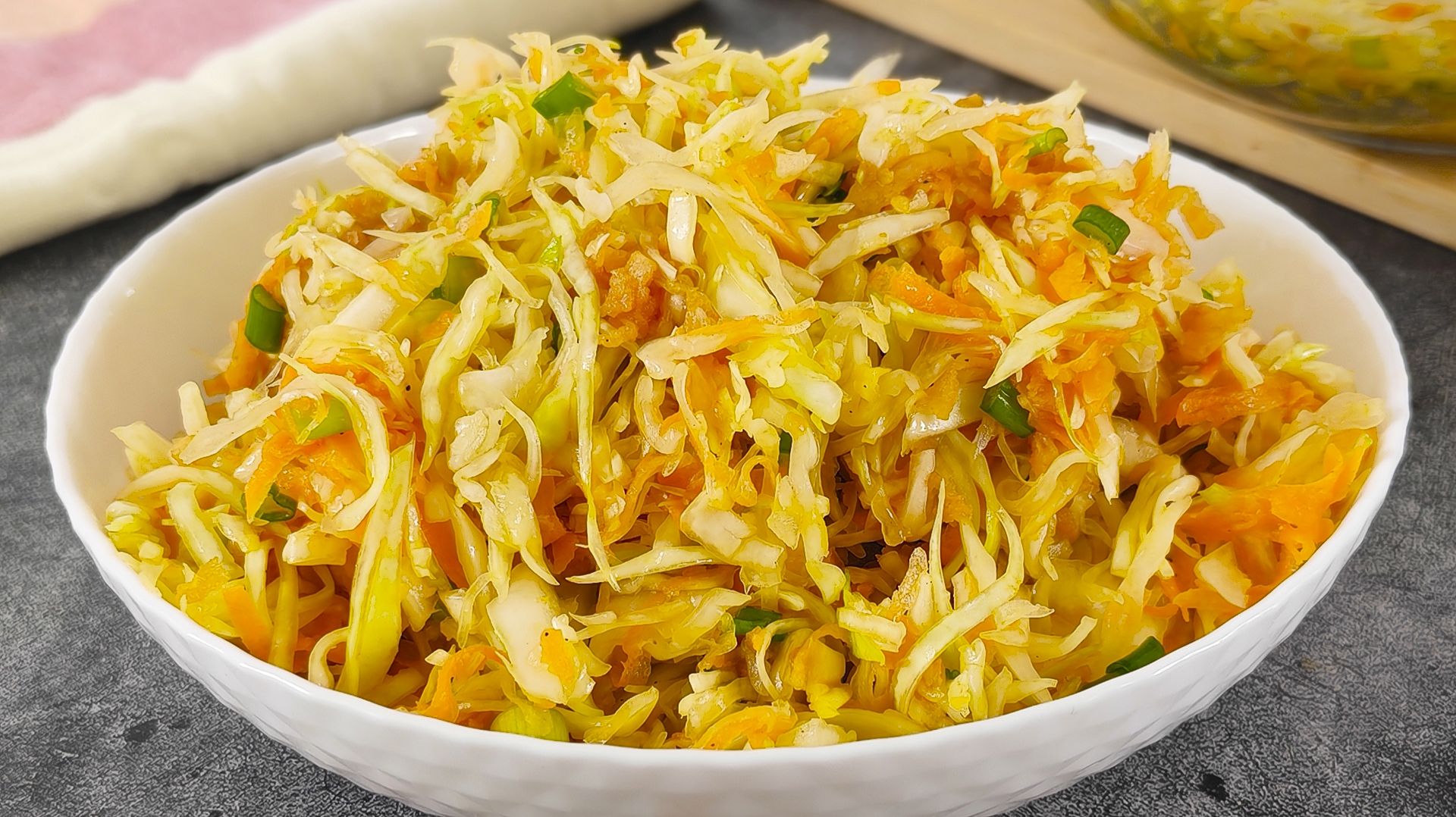 Витаминный салат из капусты и яблок. Легкий и вкусный