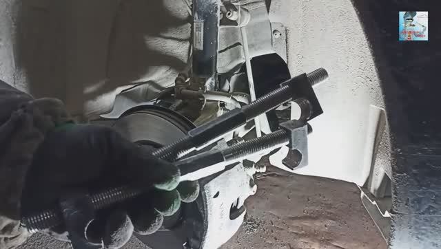 БЫСТРАЯ ЗАМЕНА ПРАВОЙ СТОЙКИ часть1 (открутив три гайки) Škoda Rapid и VW Polo