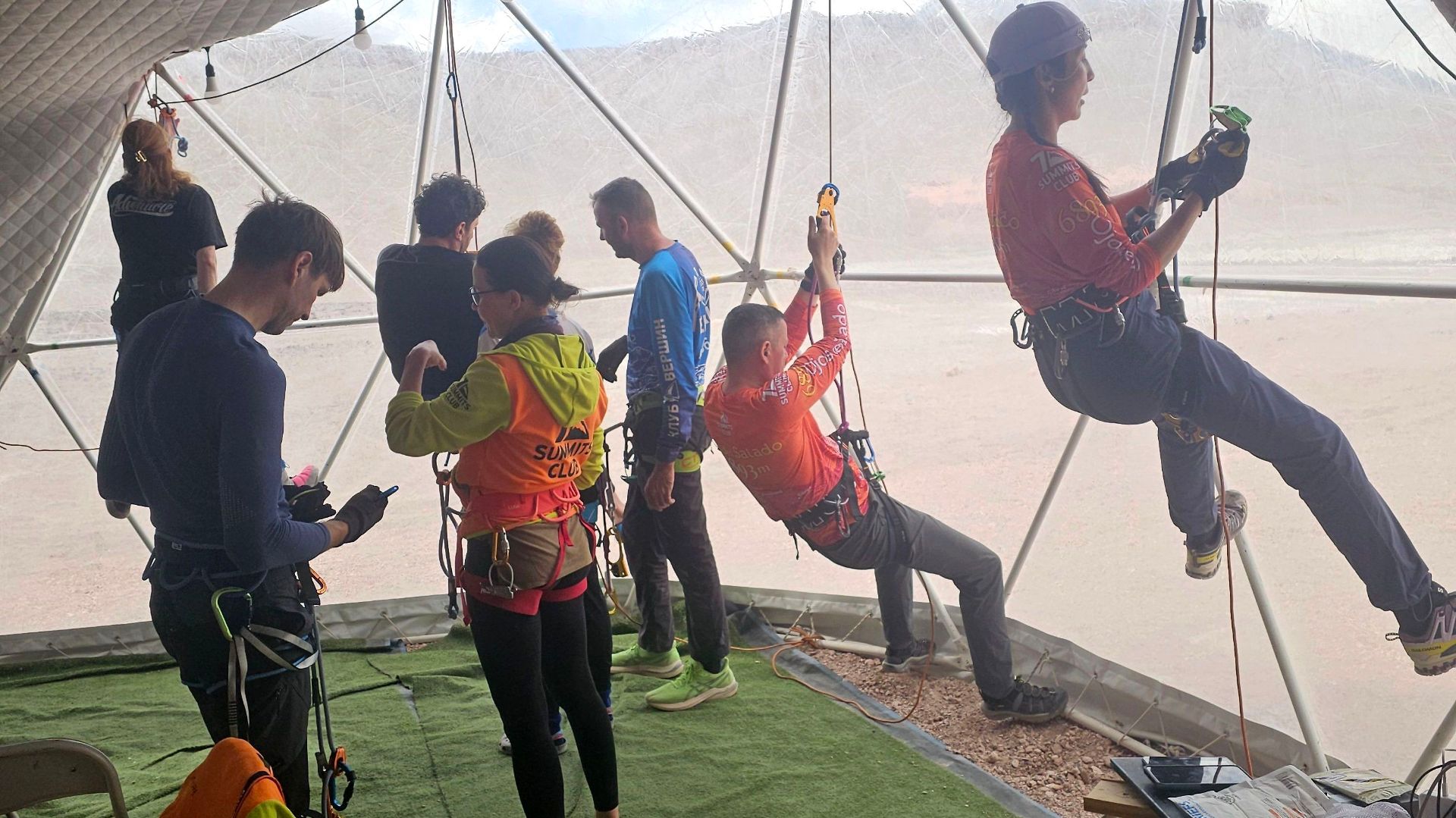 Группа Клуба 7 Вершин "Понаехали"  на тренировке перед восхождением на вершину Охос дель Саладо