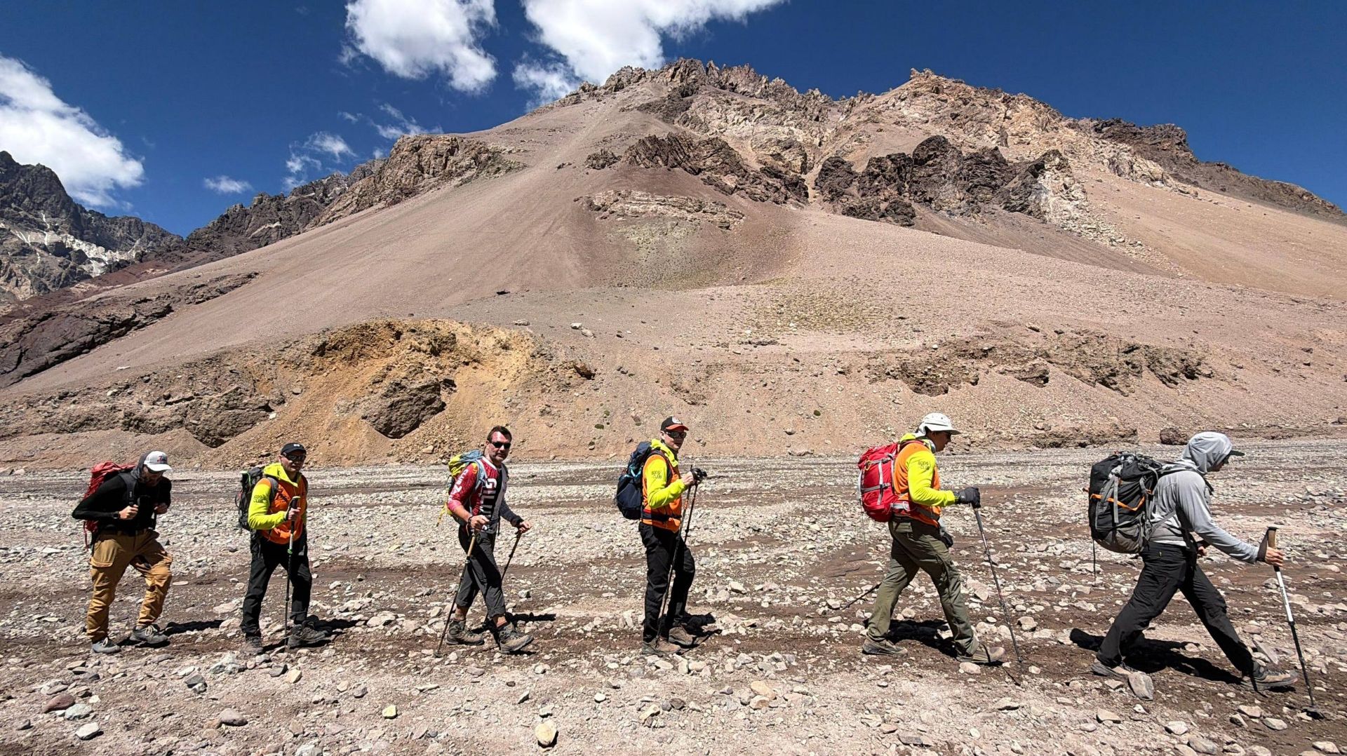 Фрагменты подъема группы Клуба 7 Вершин «Пять спартанцев» в базовый лагерь Пласа де Мулас