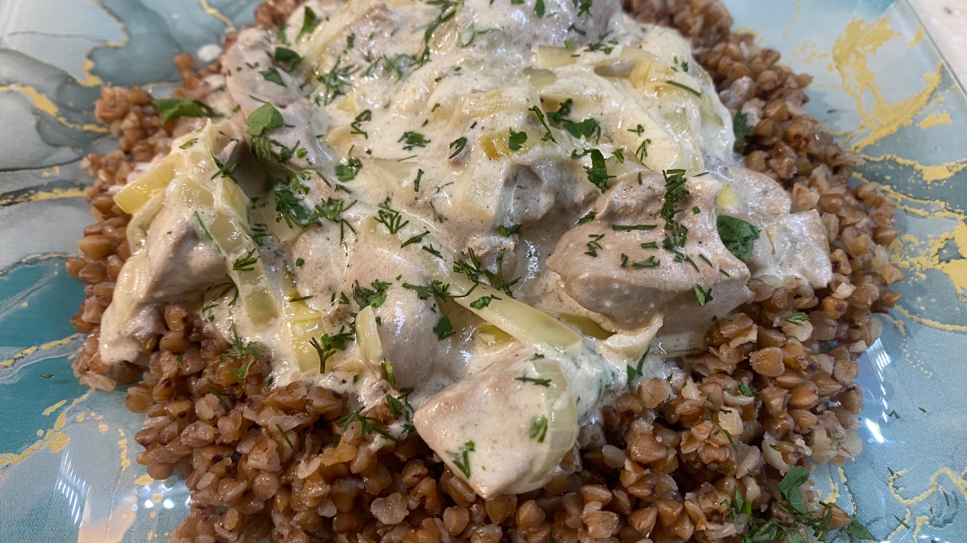 Утиная печень с луком в сметане