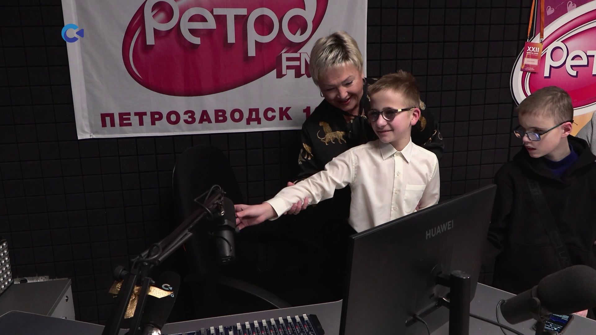 Юный петрозаводчанин примерил образ ведущего на радио «РетроФМ на Онего»