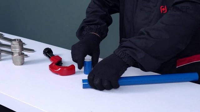 Соединение труб с помощью цанговых фитингов для диаметров 20-40 мм пневмомагистралей INFINITY Aignep