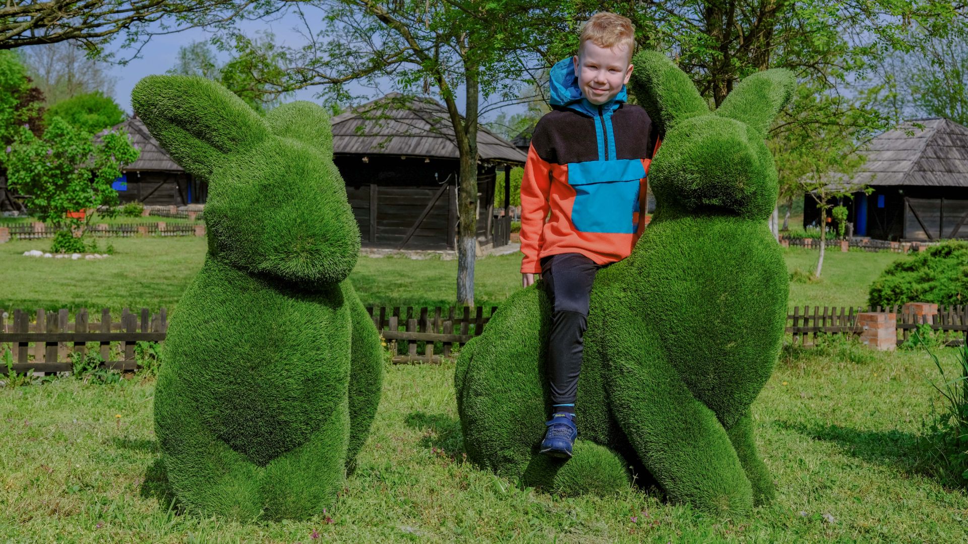 Топиарные фигуры кроликов из искуственной топиарной травы.