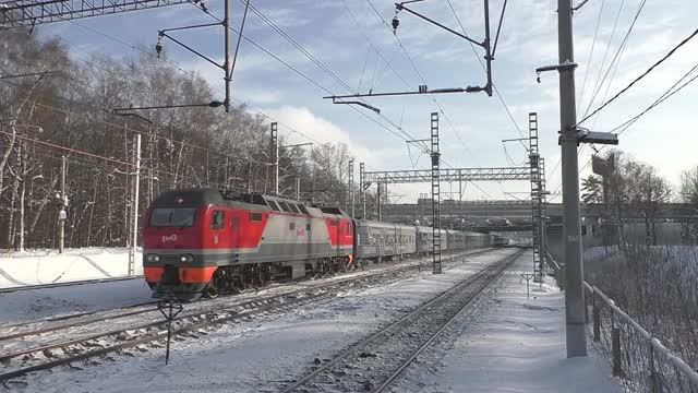 Электровоз ЭП2К-371 (ТЧЭ-6) со скорым поездом № 078С Симферополь — Санкт-Петербург.