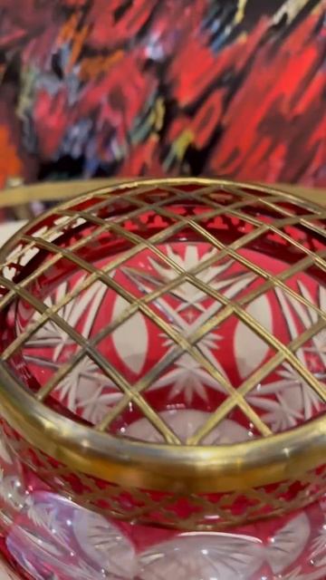 Роузбол из клюквенного стекла Val Saint Lambert (Бельгия, начало XX века)