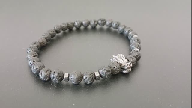 Мужской браслет из лавы с головой дракона.  Украшения талисманы