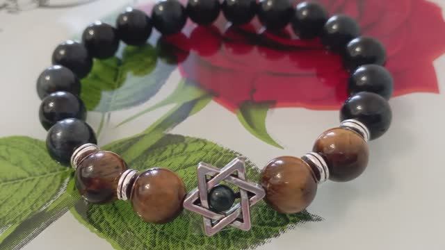 Браслет из бусин соколиного и тигрового глаза.  Украшения талисманы