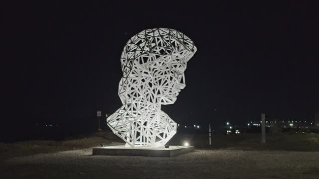 Таврида-Арт (Крым). Композиция "Голова у моря".