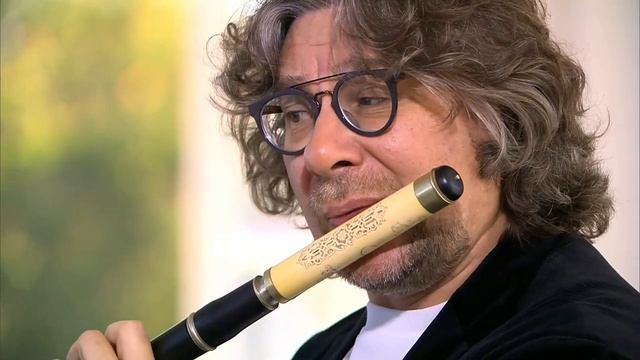 Николай_Попов_исполняет_мелодию_созданную_ИИ_на_флейте_императора