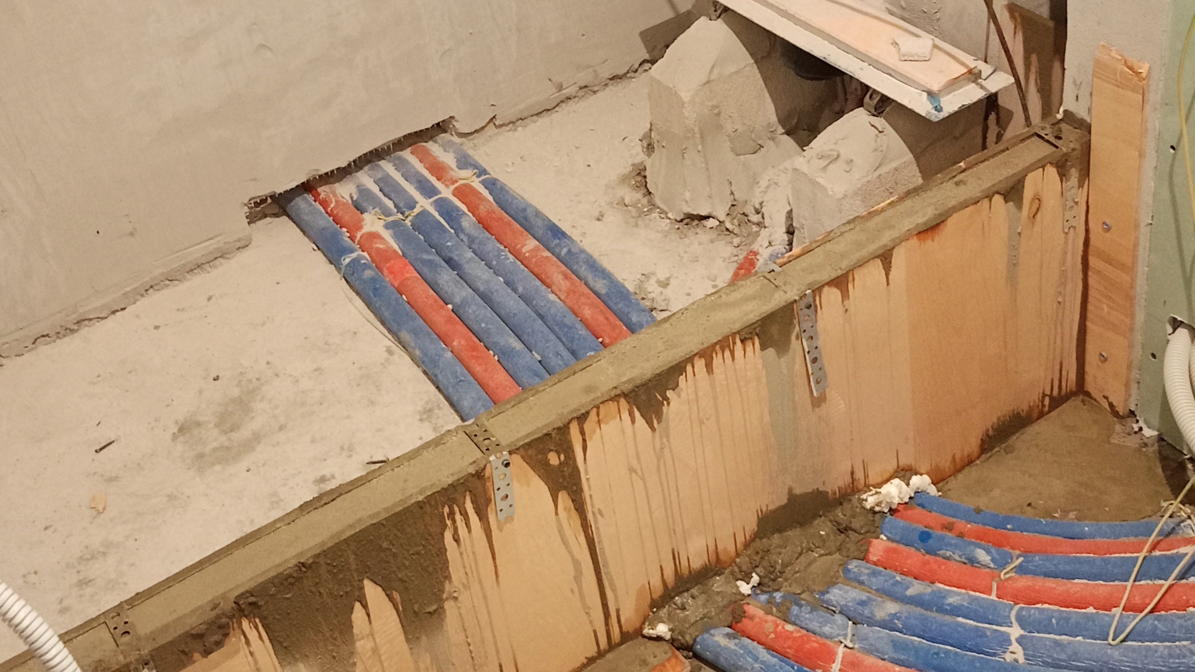 Подиум душевой заливка начальная стадия первый этап