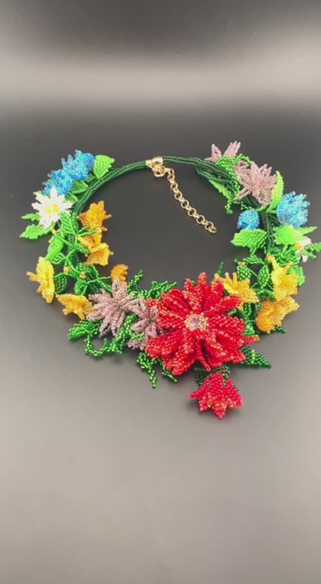 Колье плетеное из бисера.